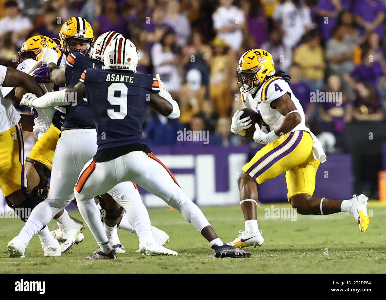 LSU Tigers running back John Emery Jr. (4) rush for some yardage during ...