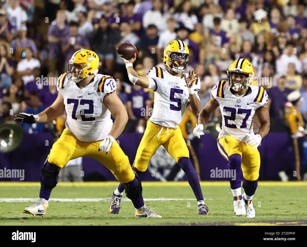 LSU Tigers quarterback Jayden Daniels (5) attempts a pass while ...