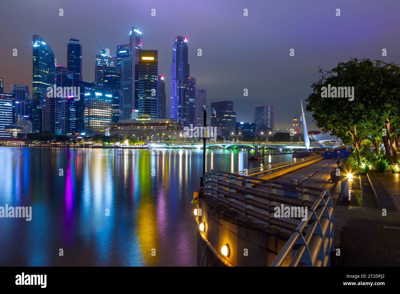 A night view of Marina Bay and the city skyline in Singapore, seen from ...