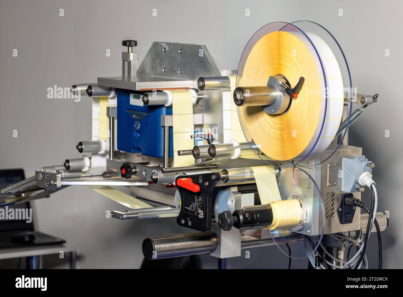 Applicator of self-adhesive labels in a drum reel for separating the ...
