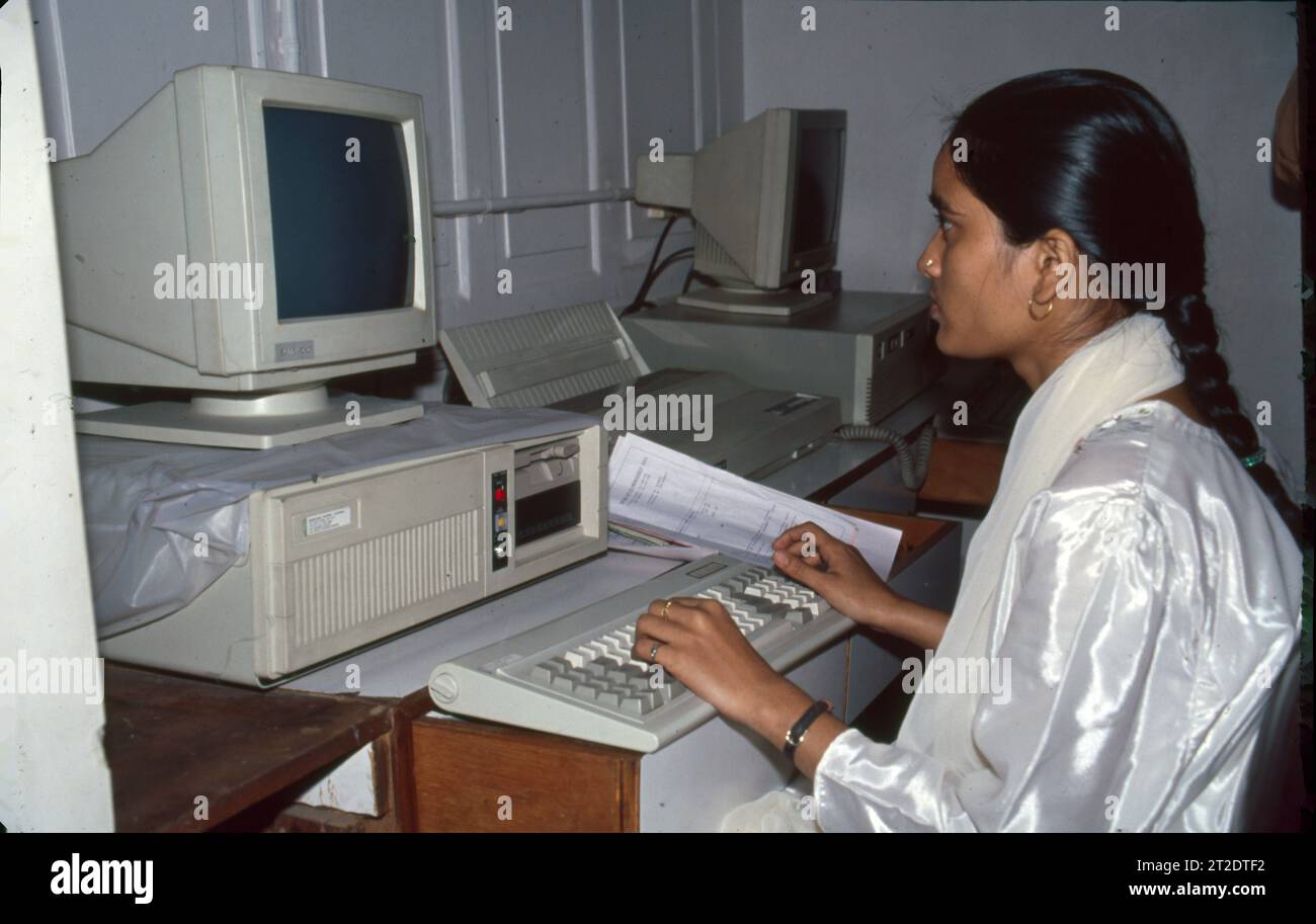 Office computers india hi-res stock photography and images - Alamy