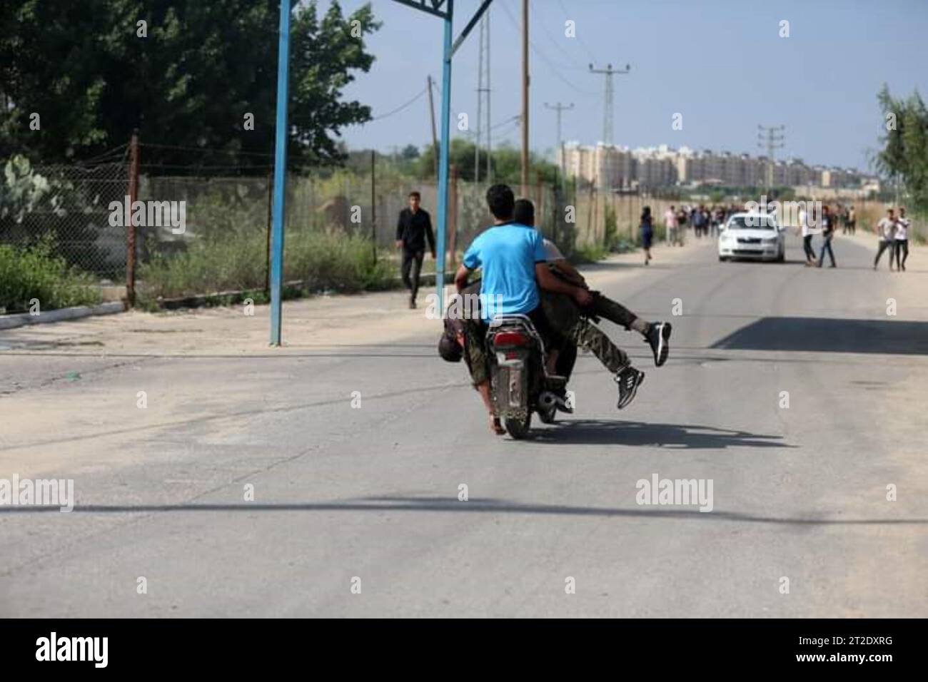 Palestinian youth carry the body of a martyr from the Erez crossing on ...