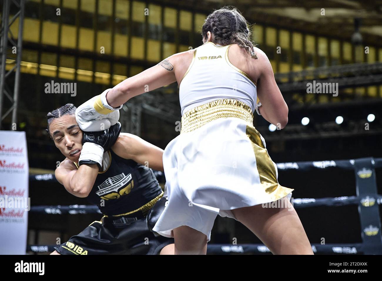 Paris, France. 18th Oct, 2023. Spanish boxer Marta Lopez del Arbol (R ...