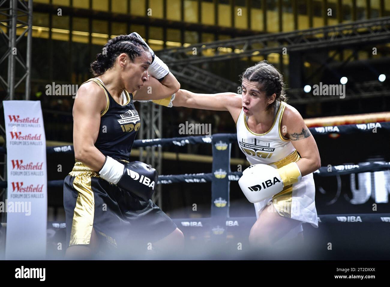 Paris, France. 18th Oct, 2023. Spanish boxer Marta Lopez del Arbol (R ...