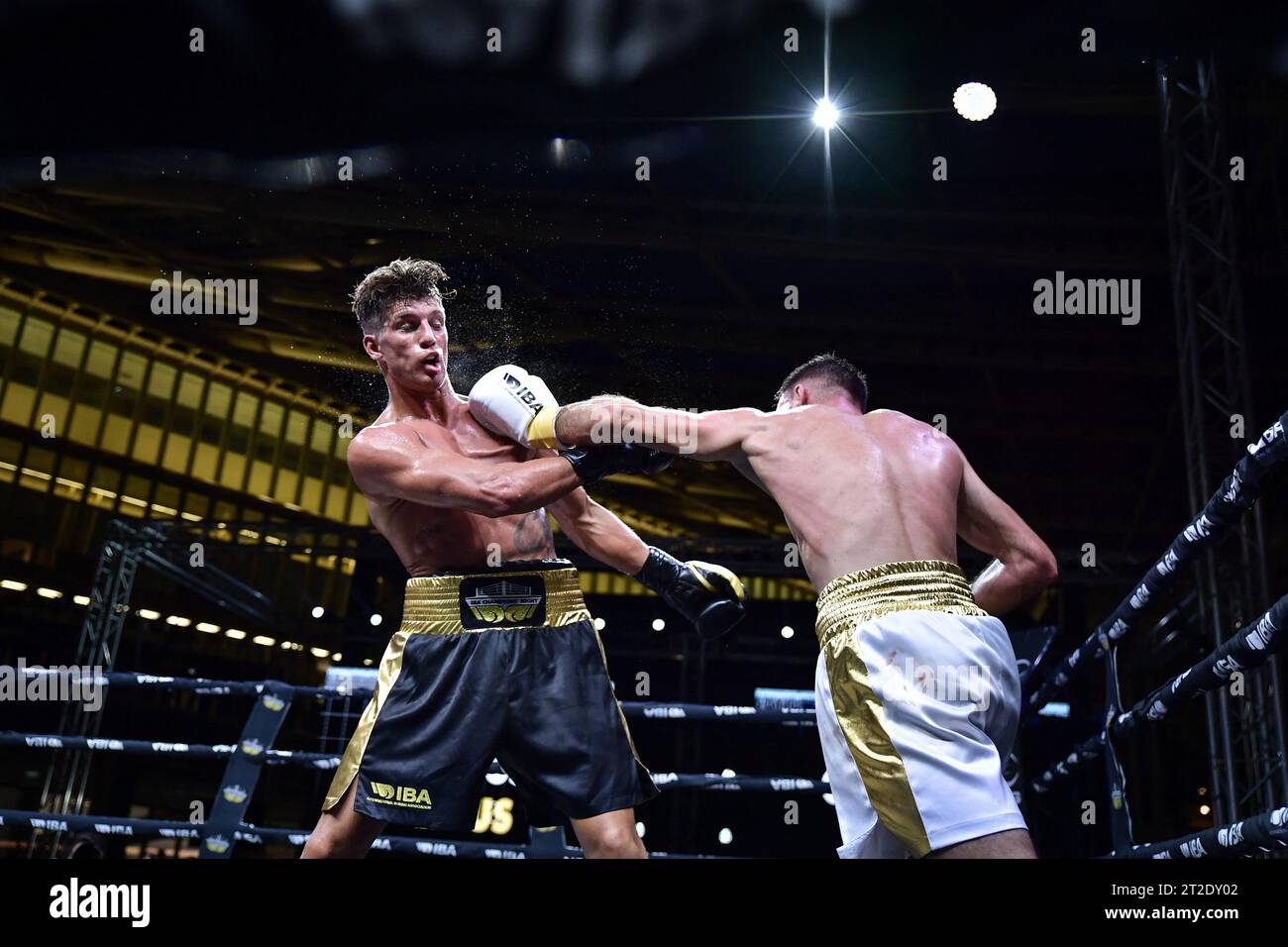 Paris, France. 18th Oct, 2023. Croat boxer Gabrijel Veocic (R) competes ...