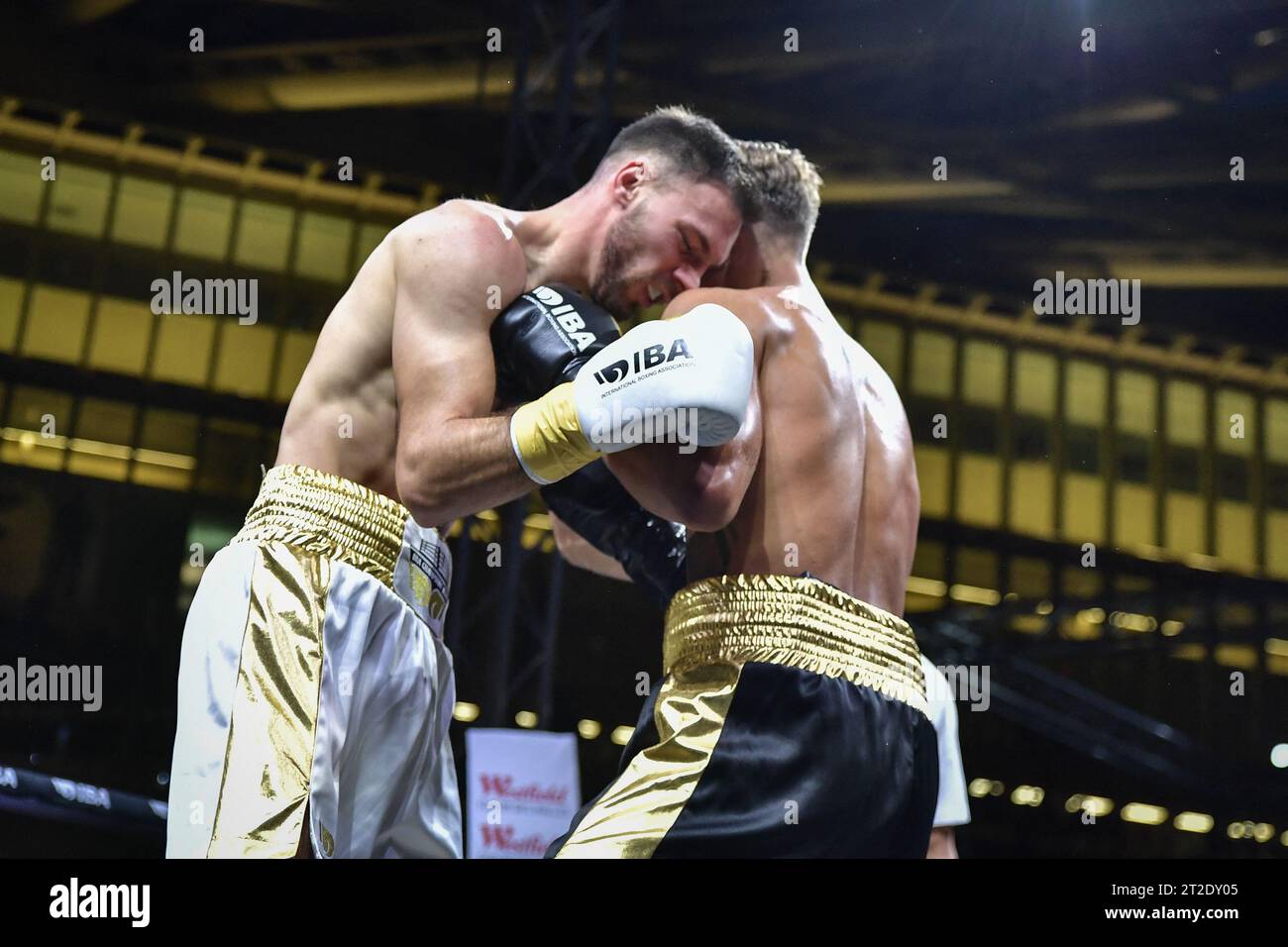 Paris, France. 18th Oct, 2023. Dutch boxer Gradus Kraus (R) competes ...