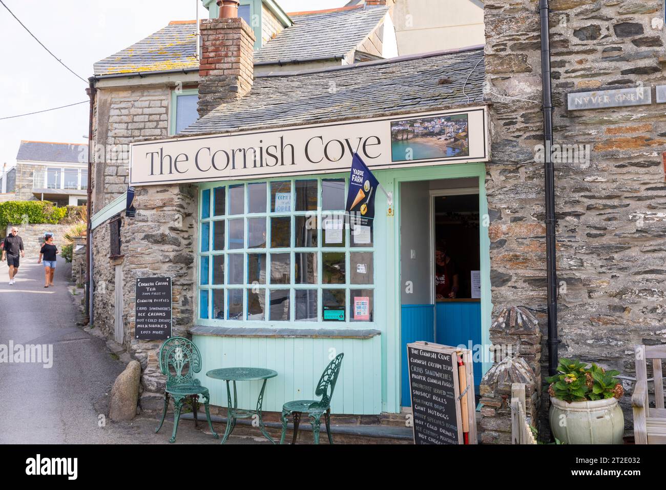 Port Isaac village, The Cornish Cove cream teas and ice creams shop ...