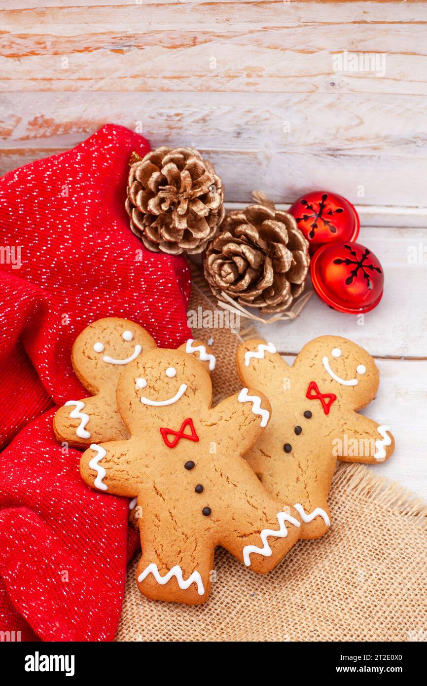 Three gingerbread men on Christmas background Stock Photo - Alamy