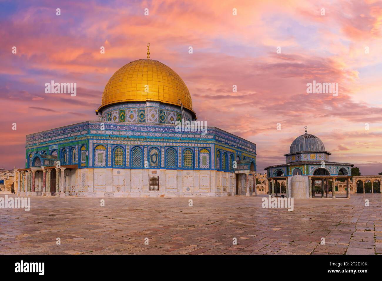 Red Sunset sky above the Dome of the Rock in East Jerusalem Stock Photo ...