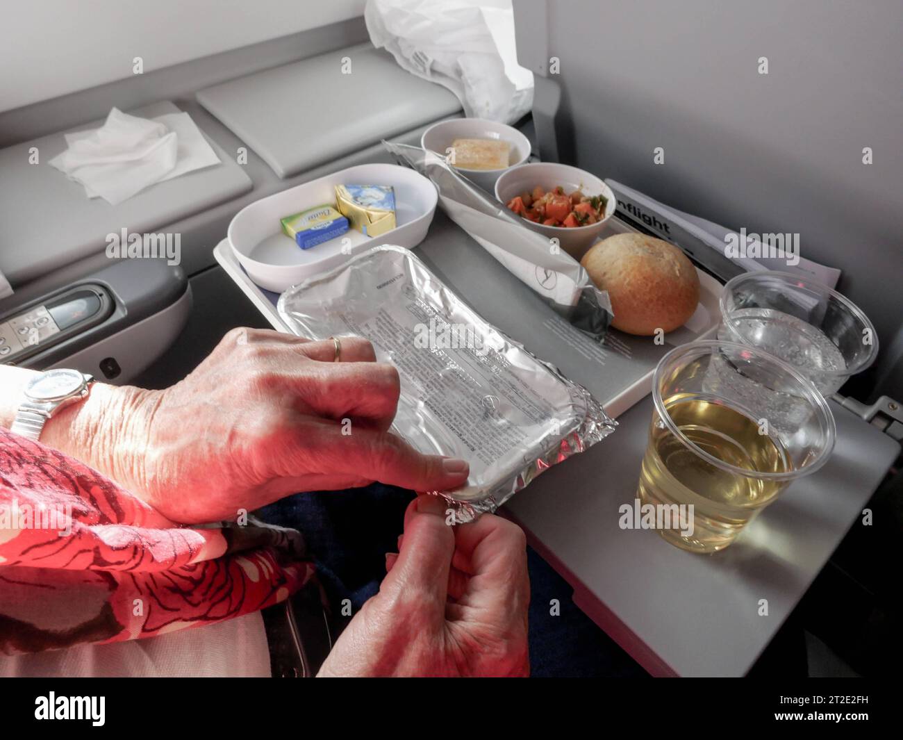 18.10.2023: Flugzeugessen, Bordverpflegung Economy in einem Airbus A380 ...