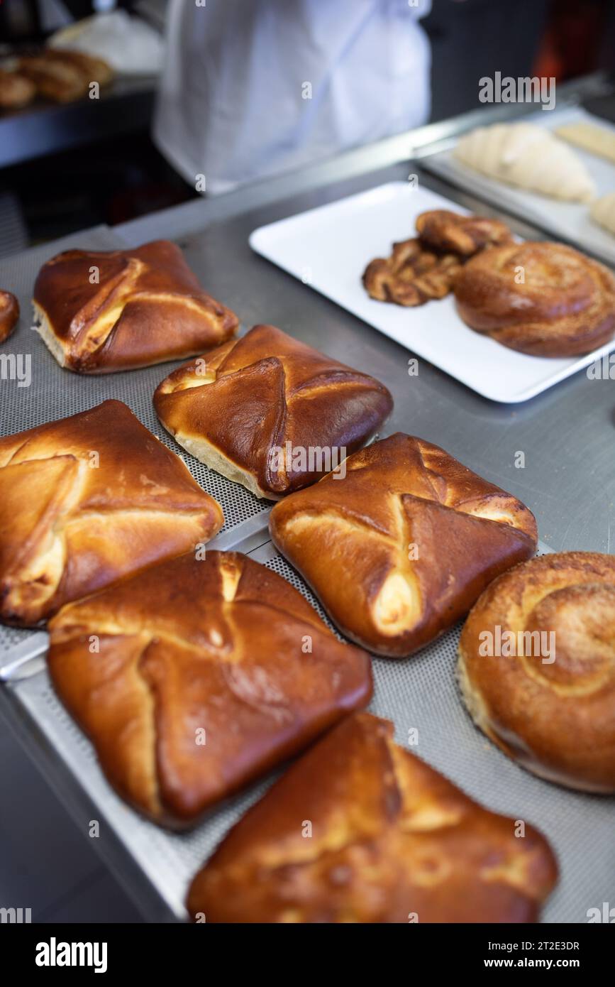Chef makes cake hi-res stock photography and images - Alamy