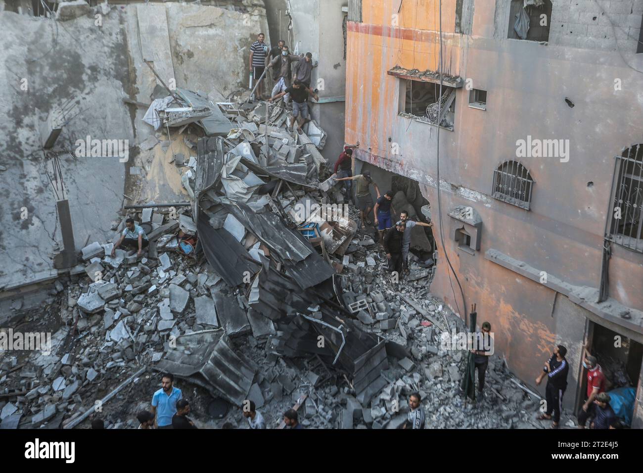 Khan Yunis, Palestinian Territories. 19th Oct, 2023. Palestinian search ...