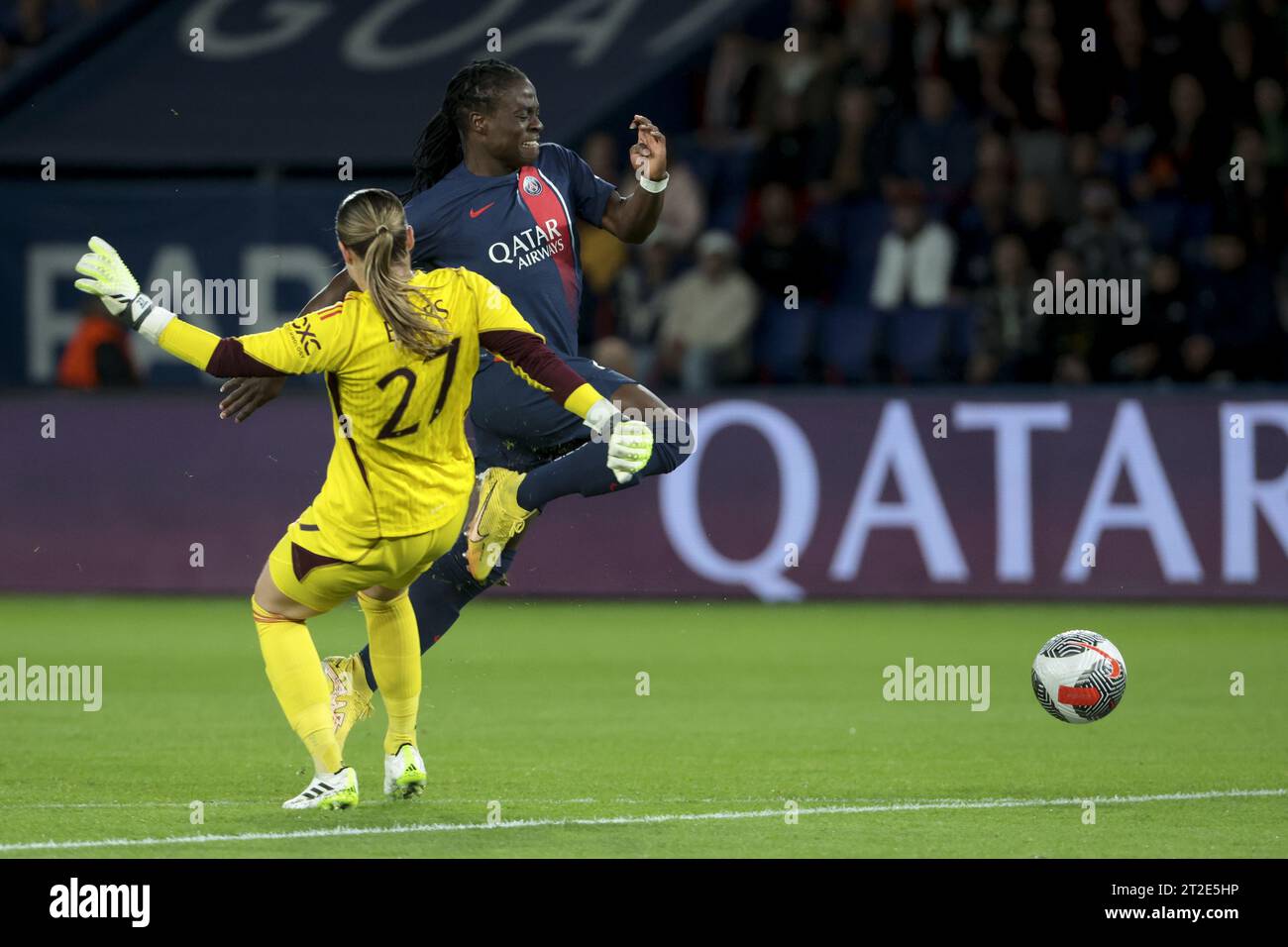 Tabitha Chawinga of PSG, Manchester United goalkeeper May Earps during ...