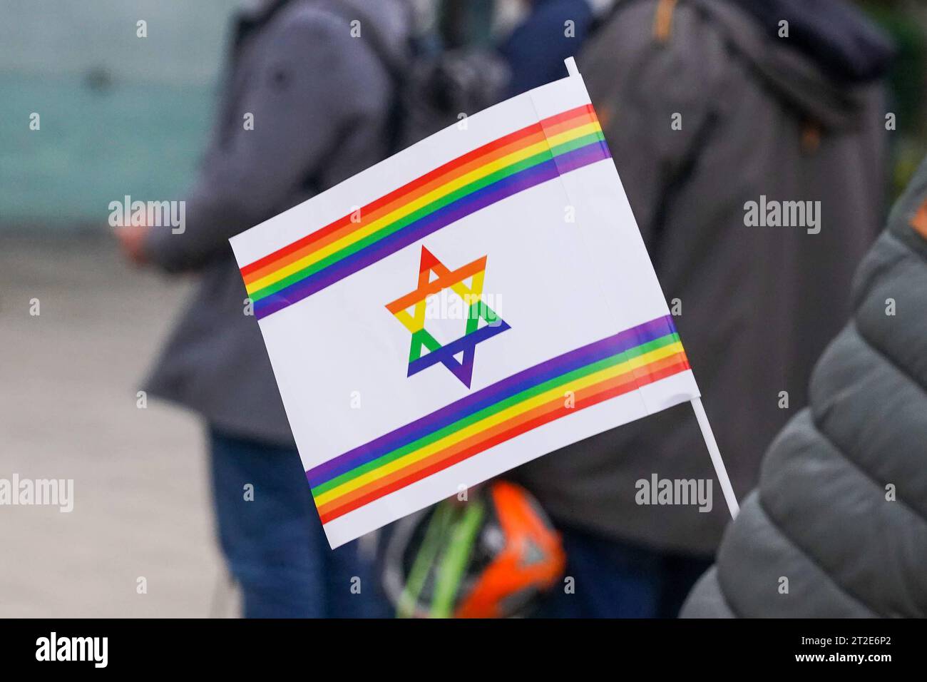 Israelische Fahne in Regenbogenfarben bei der Mahnwache - 18.10.2023 ...