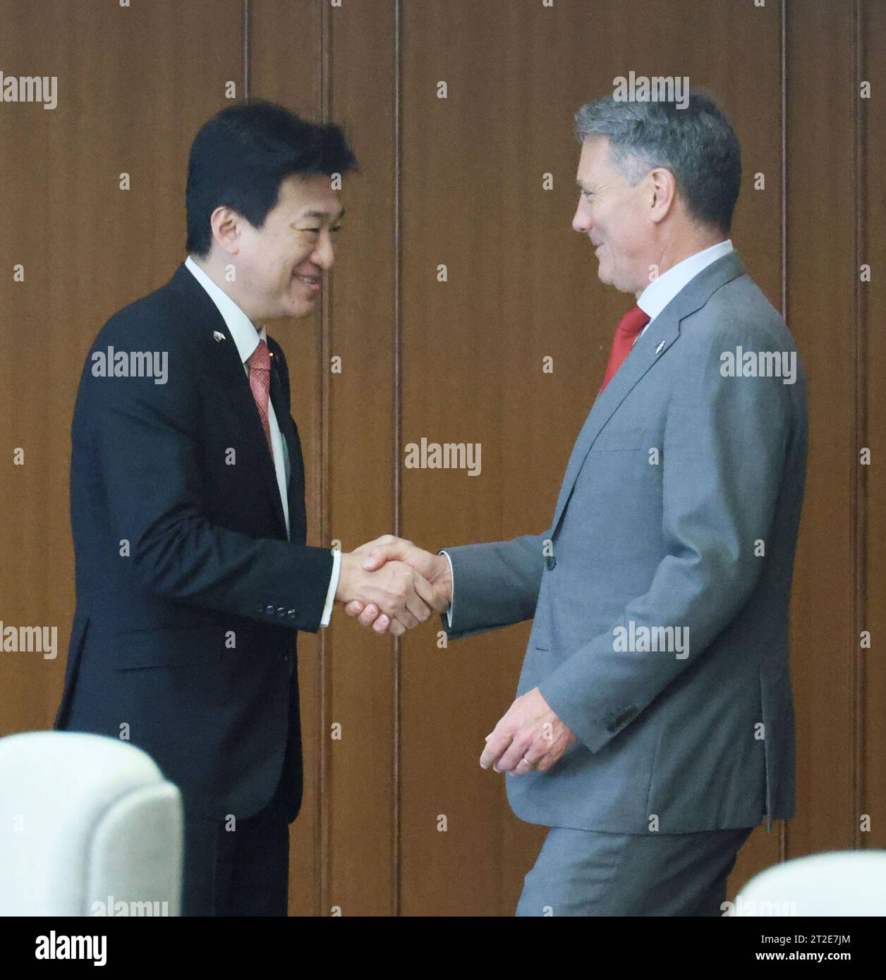 Japanese Defense Minister Minoru Kihara (L) and his Australian ...