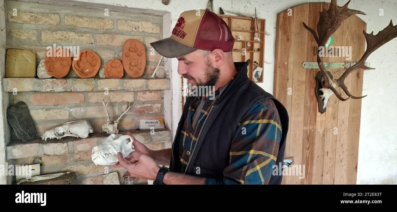 PRODUCTION - 04 October 2023, Brandenburg, Bad Belzig: Tracker ...