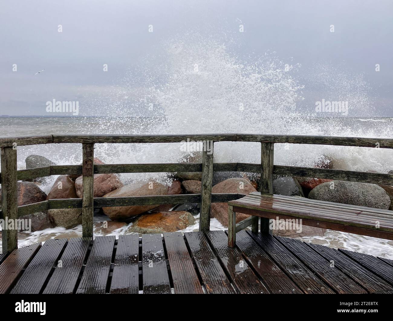 Niendorf, Germany. 19th Oct, 2023. Waves wash around a lookout pier on ...