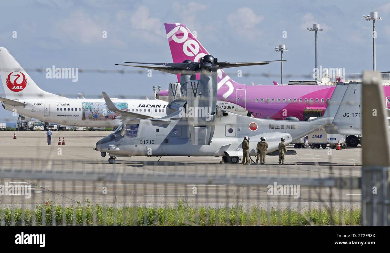 A Japanese Ground Self-Defense Force V-22 Osprey tilt-rotor aircraft ...