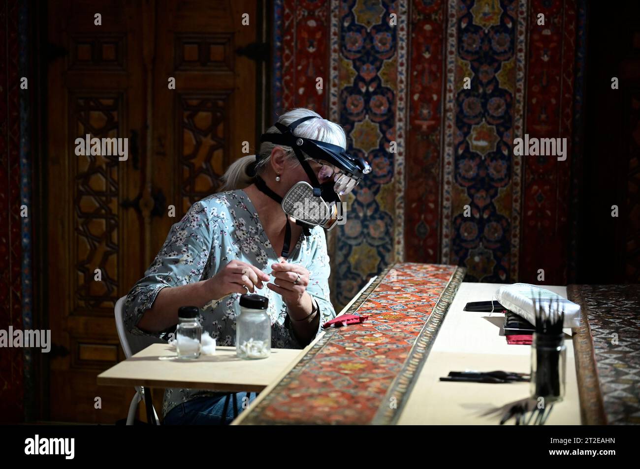 Im Bild: Eine Restauratorin arbeitet an einer historischen Vertäfelung ...