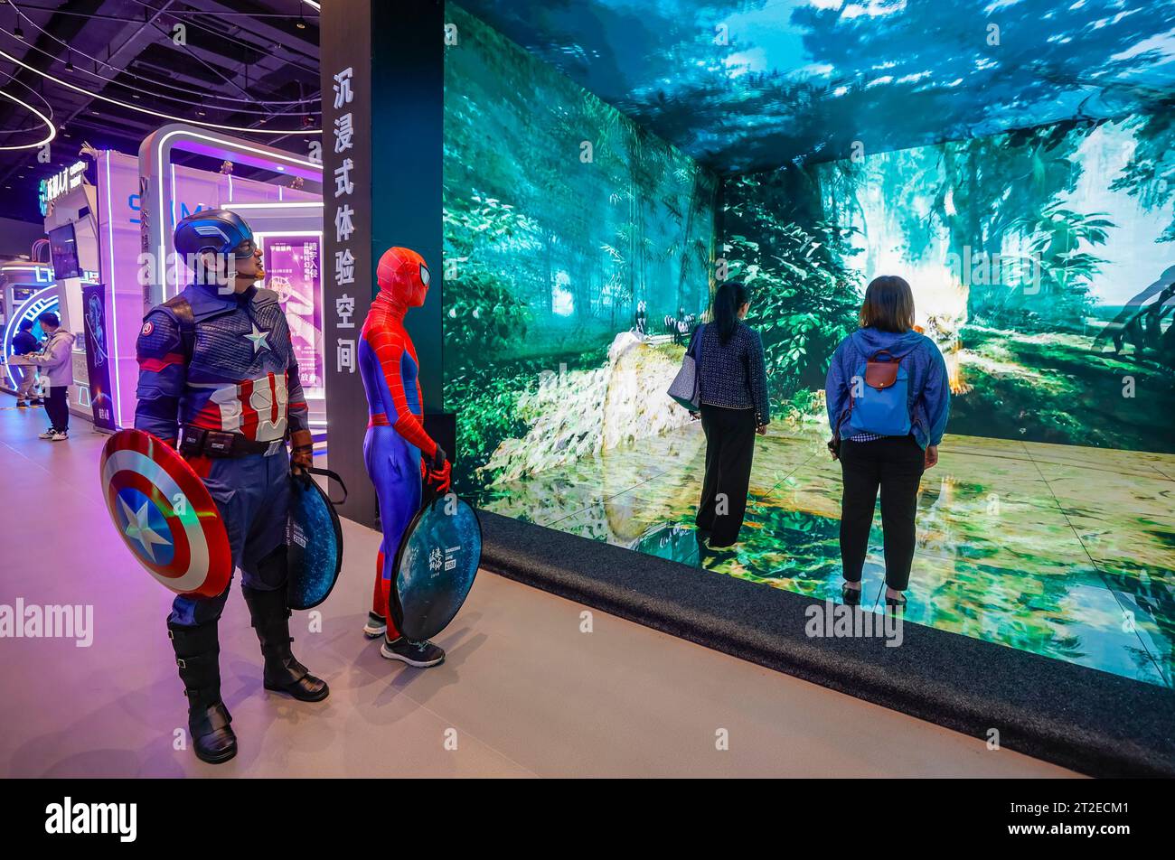 (231019) -- CHENGDU, Oct. 19, 2023 (Xinhua) -- Visitors watch a ...