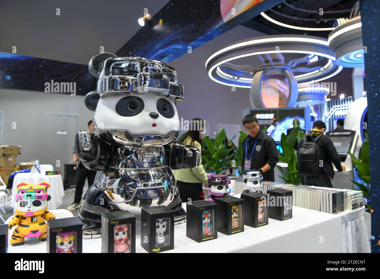 (231019) -- CHENGDU, Oct. 19, 2023 (Xinhua) -- People visit the 81st ...