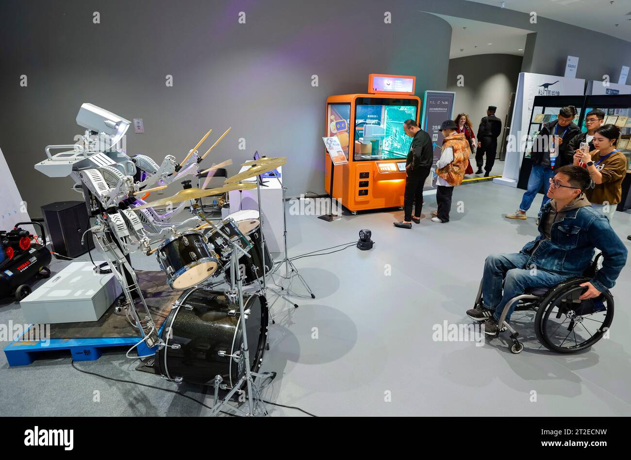 (231019) -- CHENGDU, Oct. 19, 2023 (Xinhua) -- Visitors watch a robot ...