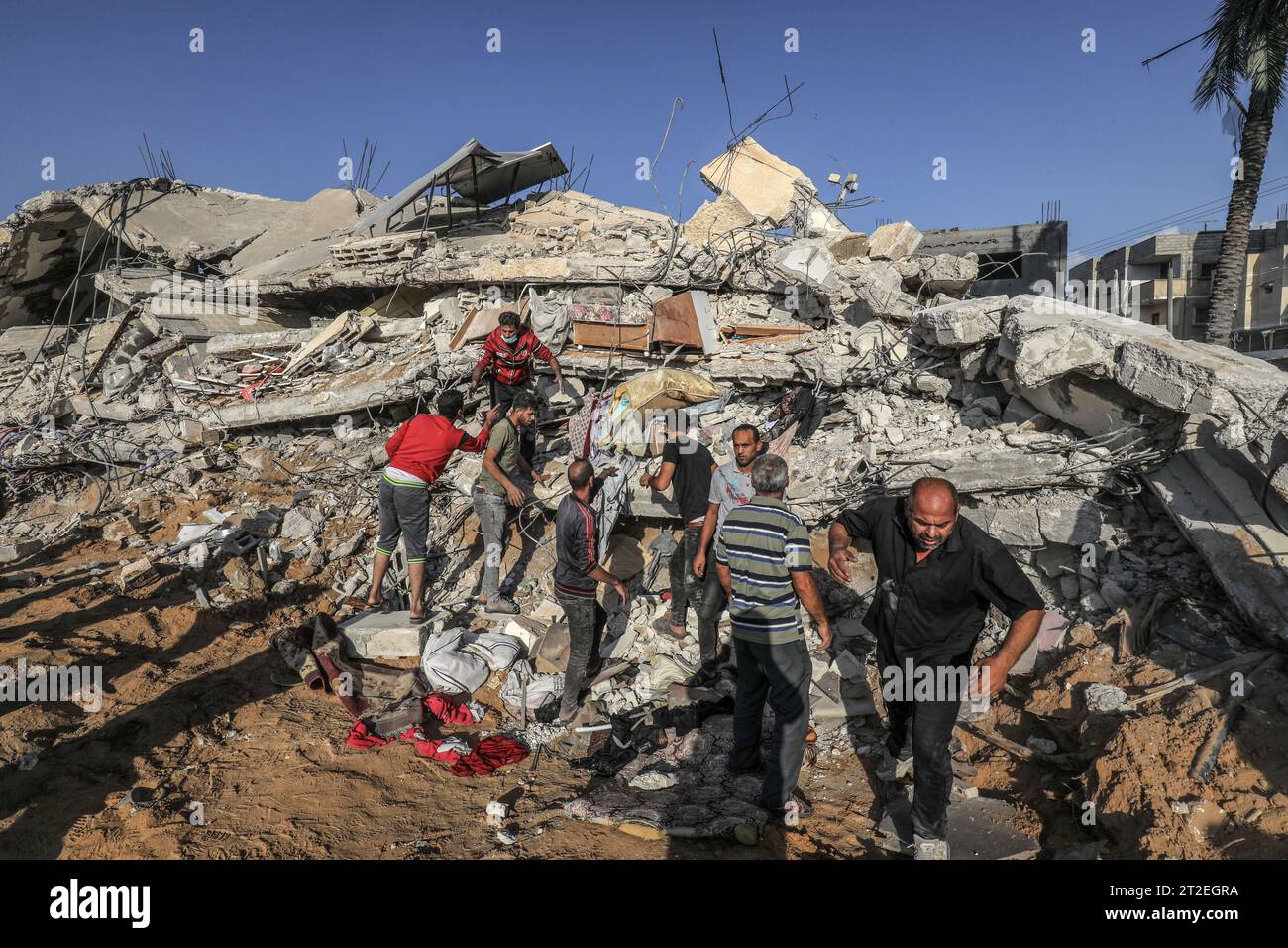 Rafah, Palestinian Territories. 19th Oct, 2023. Palestinian search for ...