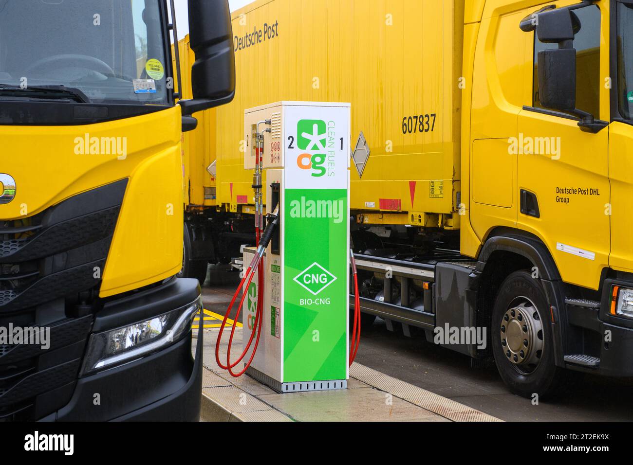 19 October 2023, Saxony-Anhalt, Sülzetal: Deutsche Post trucks park at ...