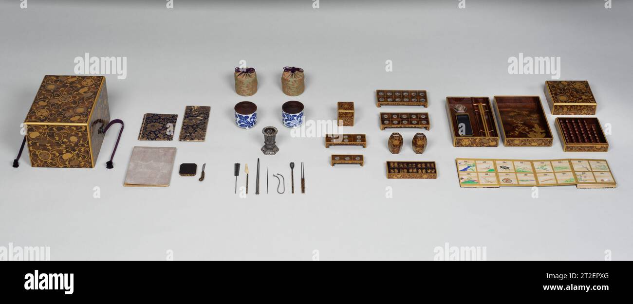 Ten-round incense game set with arabesque foliage and family crests ...