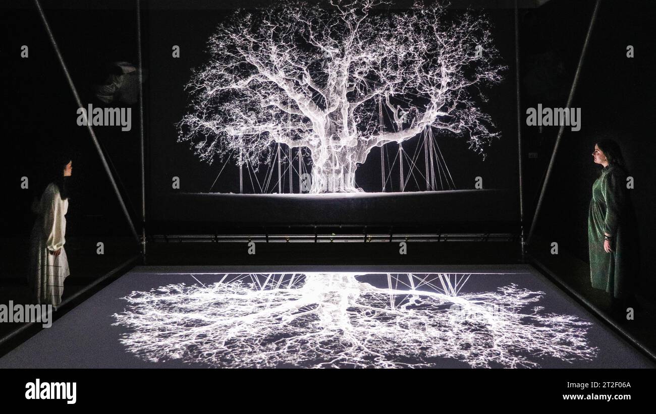 London, UK. 19th Oct, 2023. Kew staff with 'Albion', a large scale ...