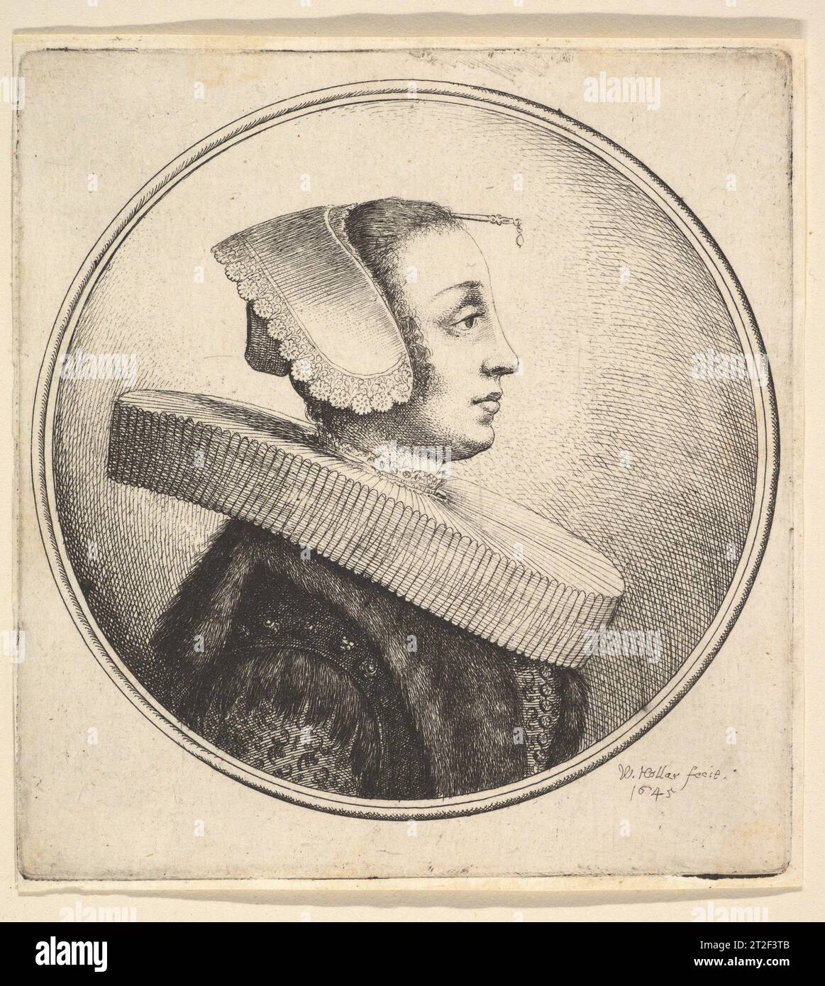 Woman wearing fur stole hi-res stock photography and images - Alamy