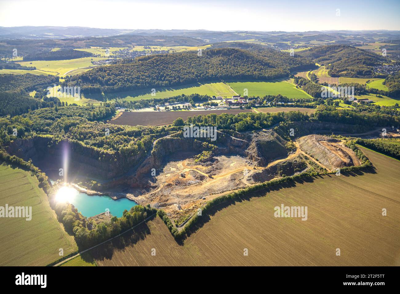 Luftbild, Steinbruch Beckumer Tagebau und im Hintergrund das Schloss ...