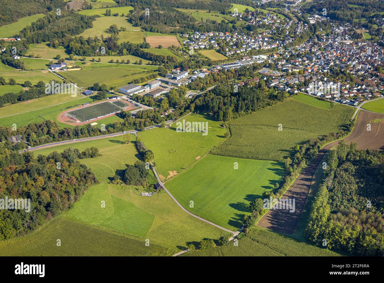 Luftbild, Ortsansicht Balve mit Sportplatz und städt. Realschule, Balve ...