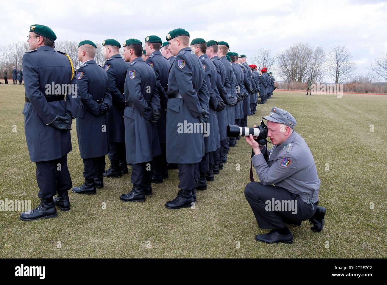 Akt der soldaten hi-res stock photography and images - Alamy