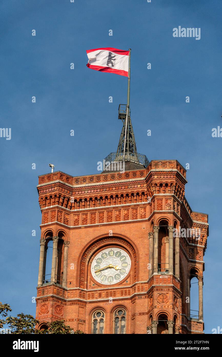 Rotes Rathaus, Flagge mit Berliner Bär, Berlin-Mitte Rotes Rathaus ...