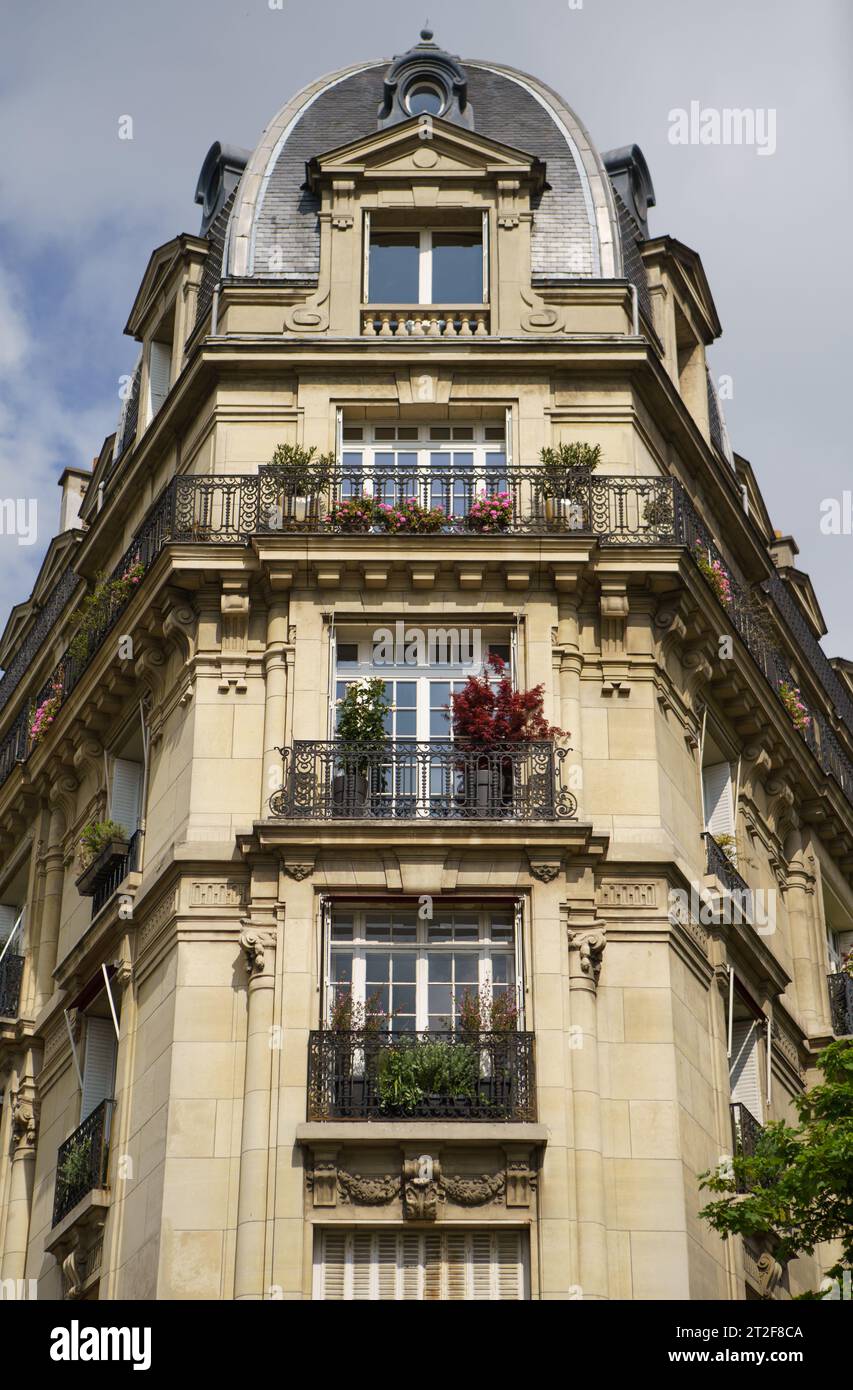 Classic Parisian house for upper class. PARIS - 29 APRIL,2019 Stock ...