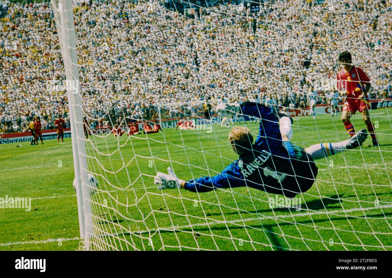 940710 Fotboll, VM94, Kvartsfinal, Sverige - Rumänien: Thomas Ravelli ...