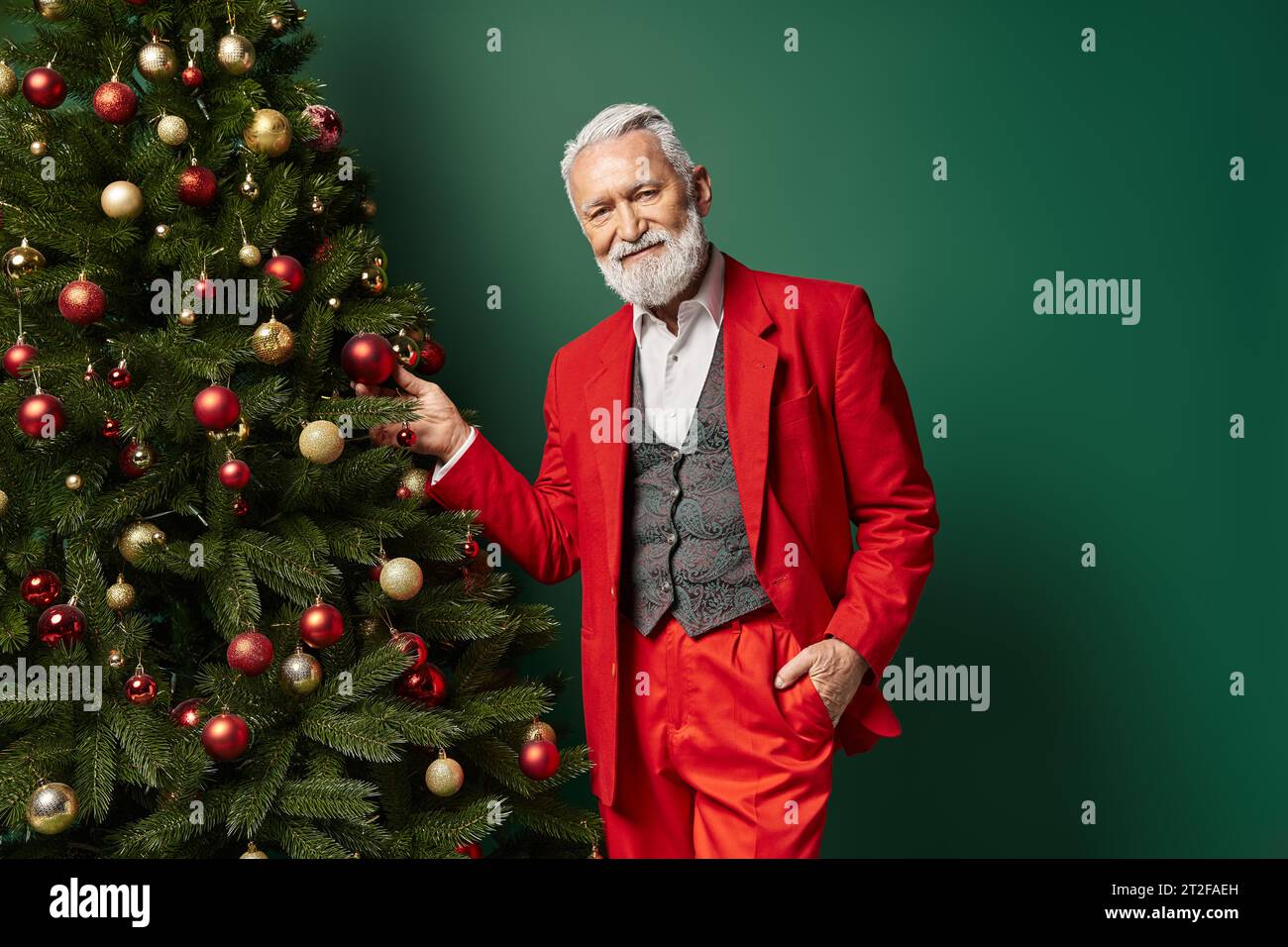 Man dressed as tree hi-res stock photography and images - Alamy