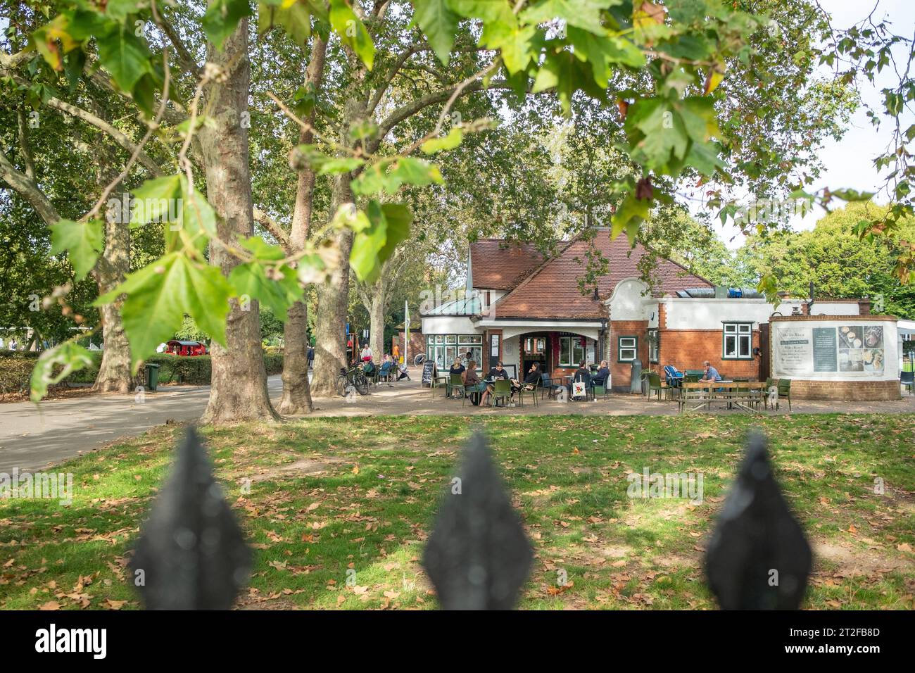 Bishops park fulham hi-res stock photography and images - Alamy