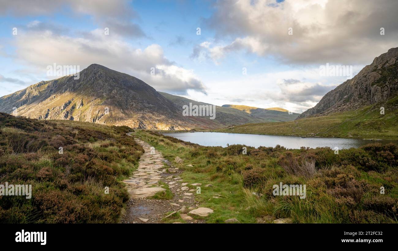 Typical landscape in late summer, lake Llyn Idwal and mountain Pen yr ...