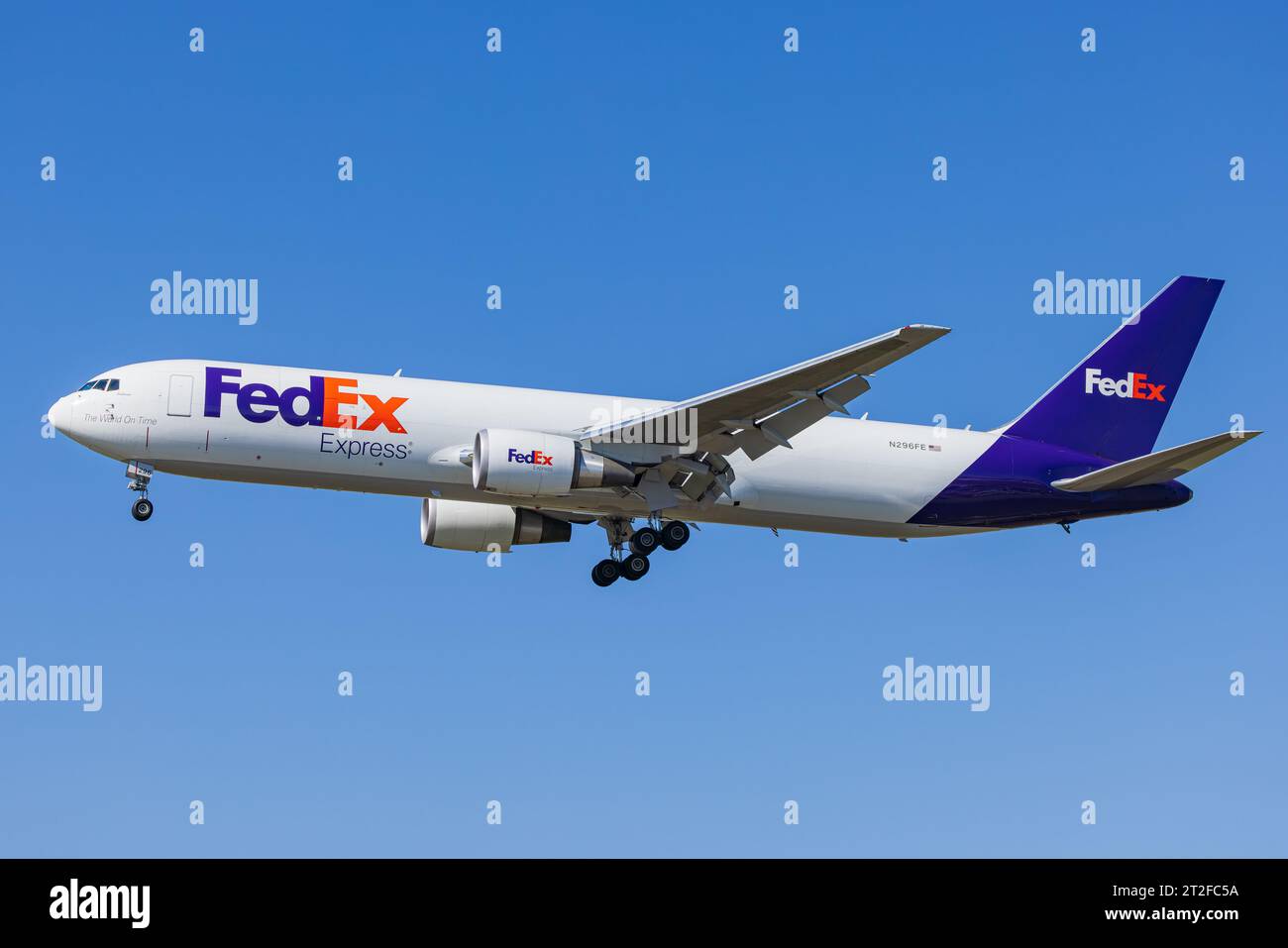 Boeing 767 3s2f landing hi-res stock photography and images - Alamy