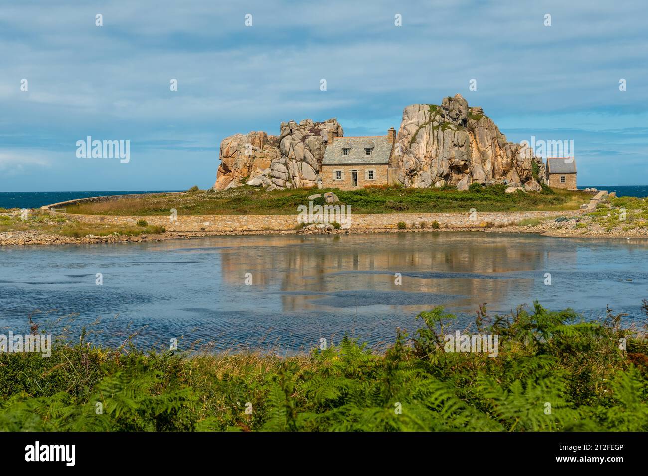 Beautiful house by the lake hi-res stock photography and images - Alamy