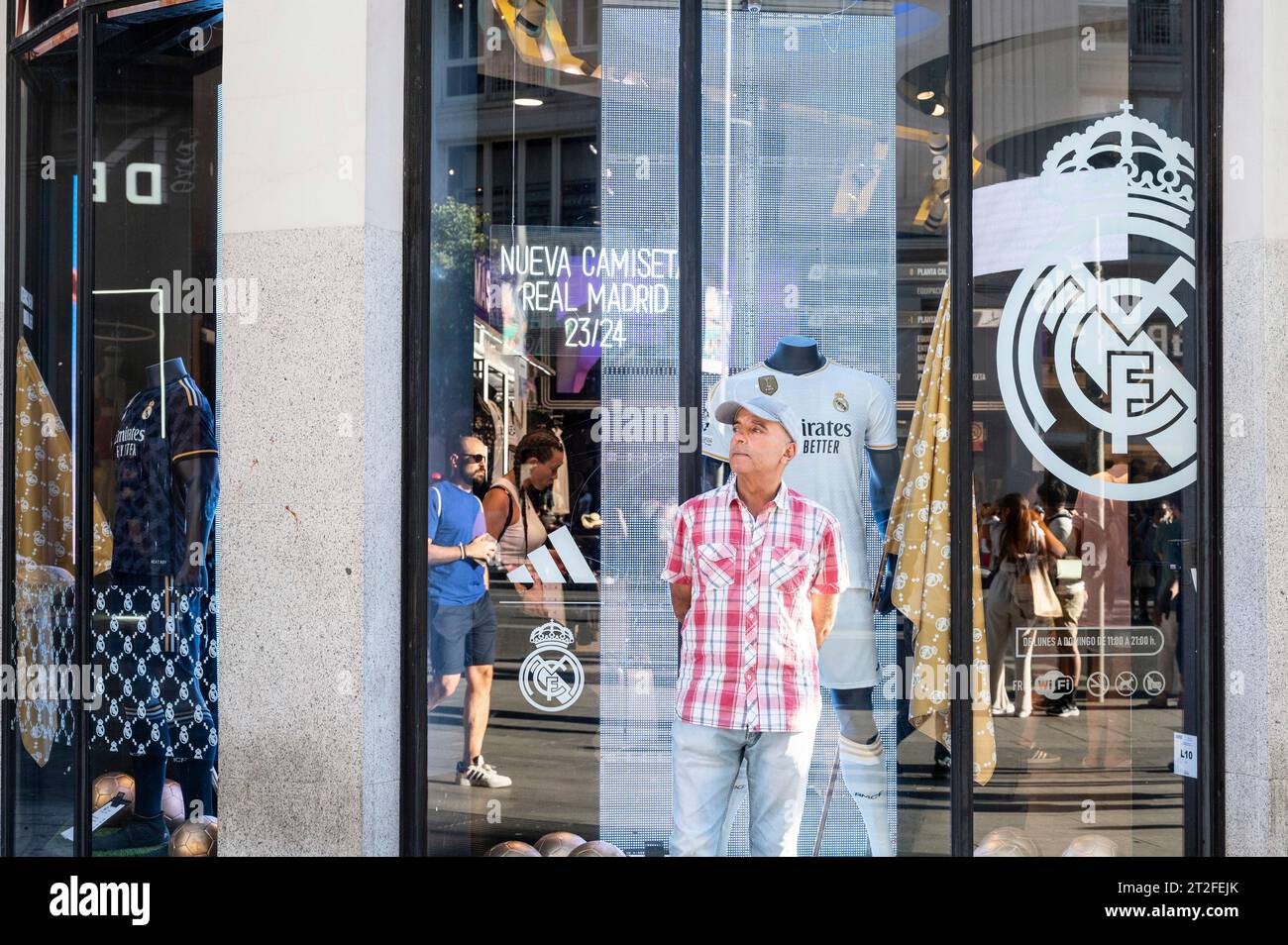 Madrid, Spain. 5th Aug, 2023. A man stands outside the Spanish ...