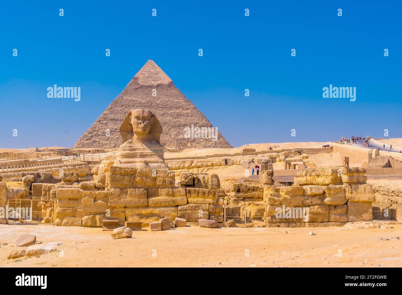 The Great Sphinx of Giza and in the background the pyramid of Khafre ...
