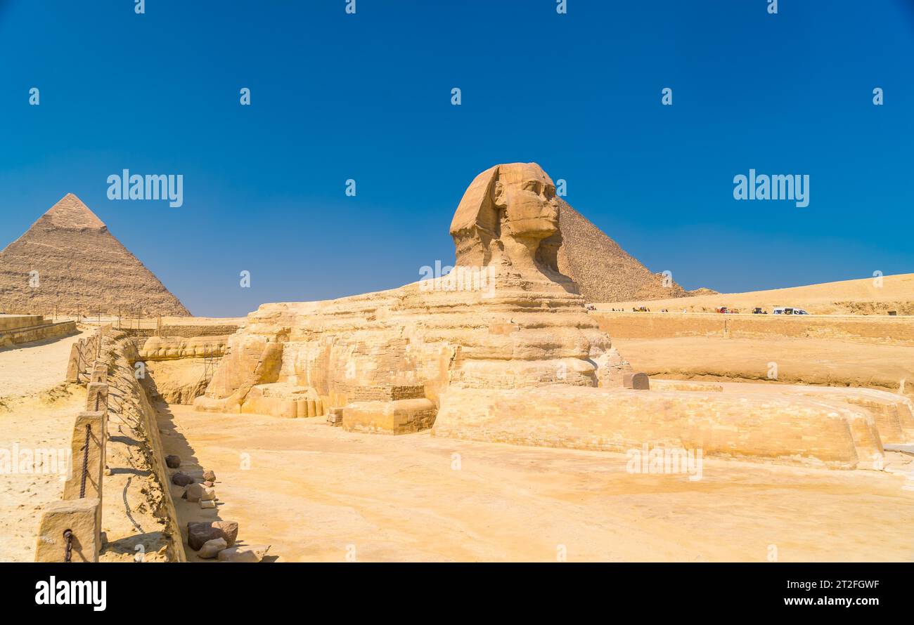 The Great Sphinx of Giza and in the background the Pyramids of Giza ...