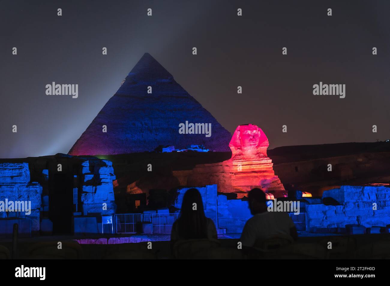 Sound and light show at the beautiful pyramids and sphinx of Giza ...