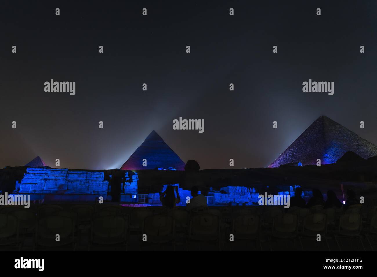 Sound and light show at the beautiful pyramids and sphinx of Giza ...