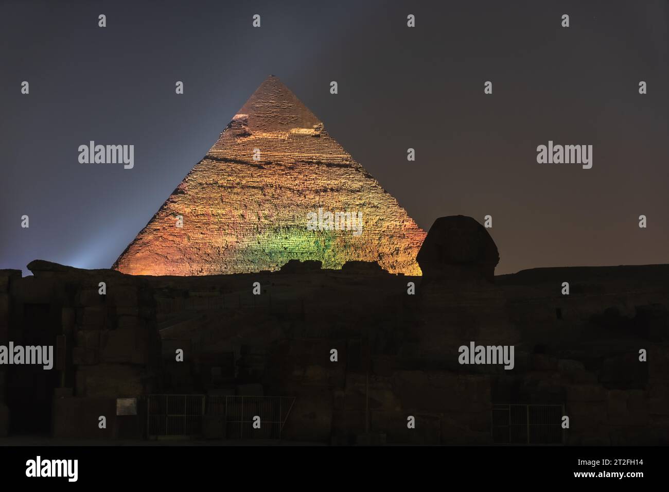Sound and light show at the beautiful pyramids and sphinx of Giza ...