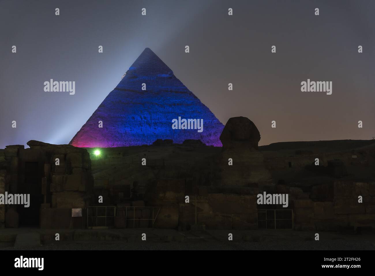 Sound and light show at the beautiful pyramids and sphinx of Giza ...