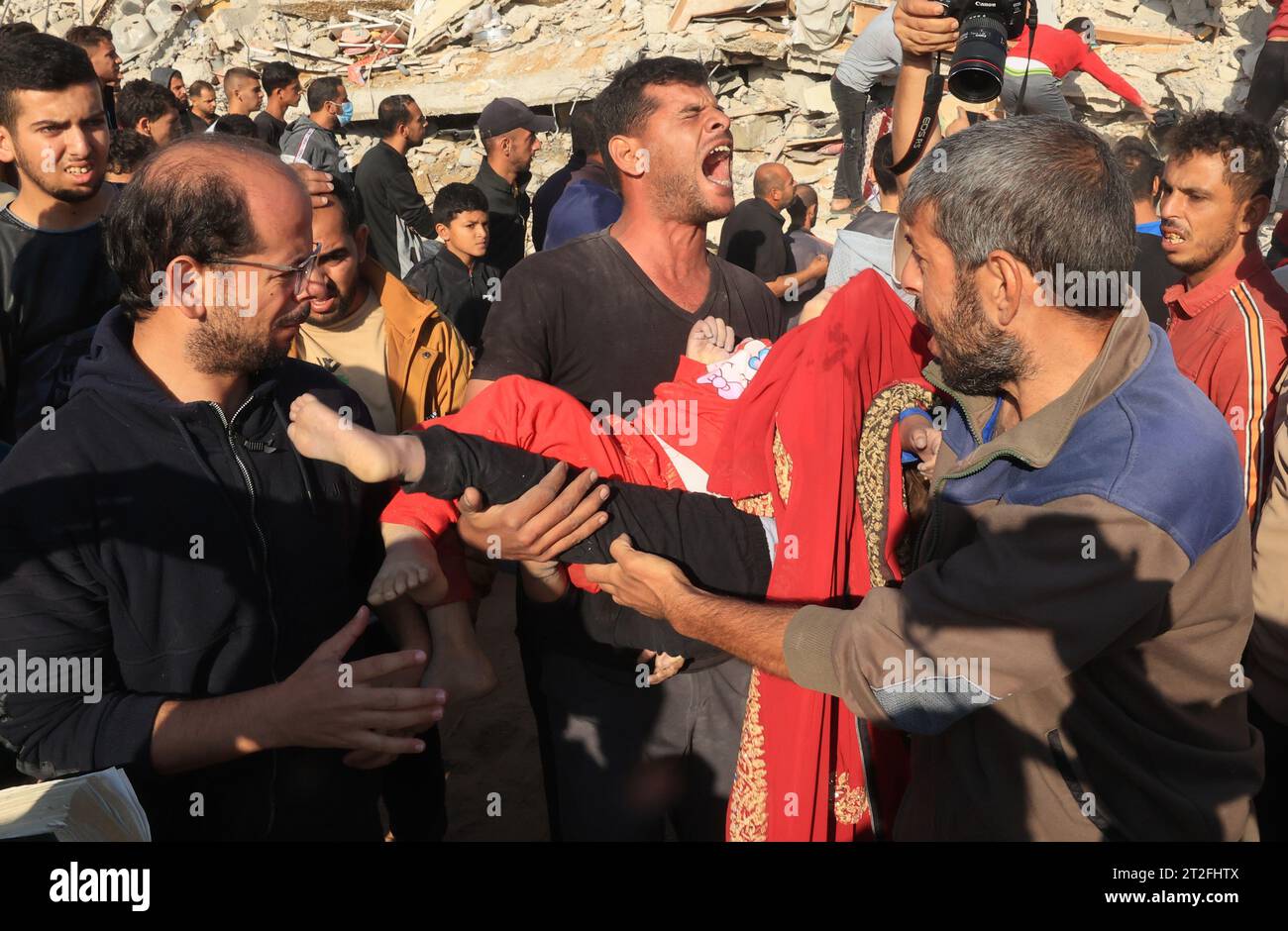 Rafah, Gaza. 19th Oct, 2023. A man carries away the body of a child ...